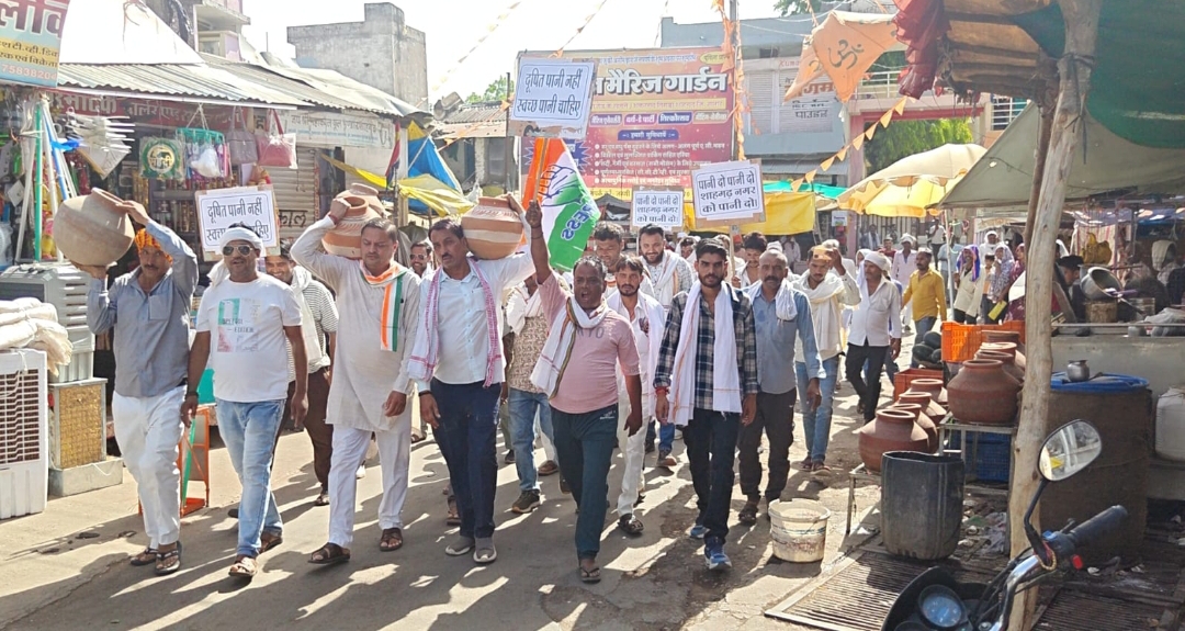 Water crisis in Shahgarh, Congress workers take out rally with empty pots