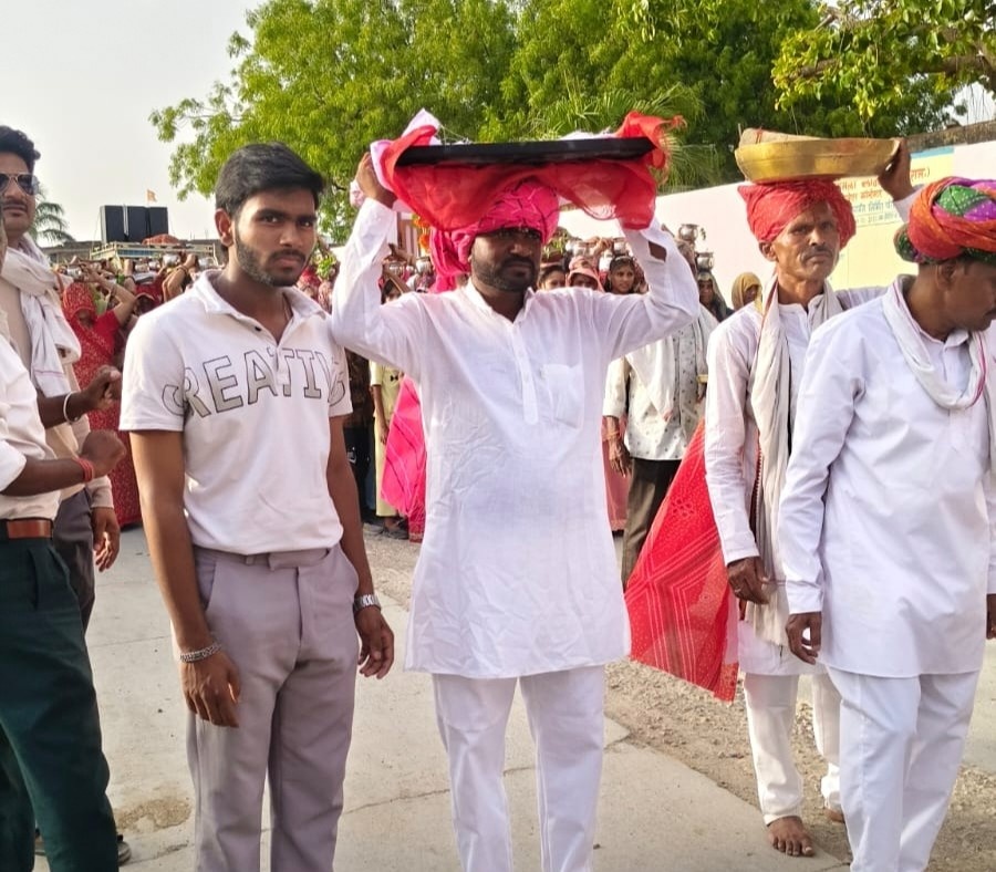 Devotees gathered in the procession of Pabuji Maharaj
