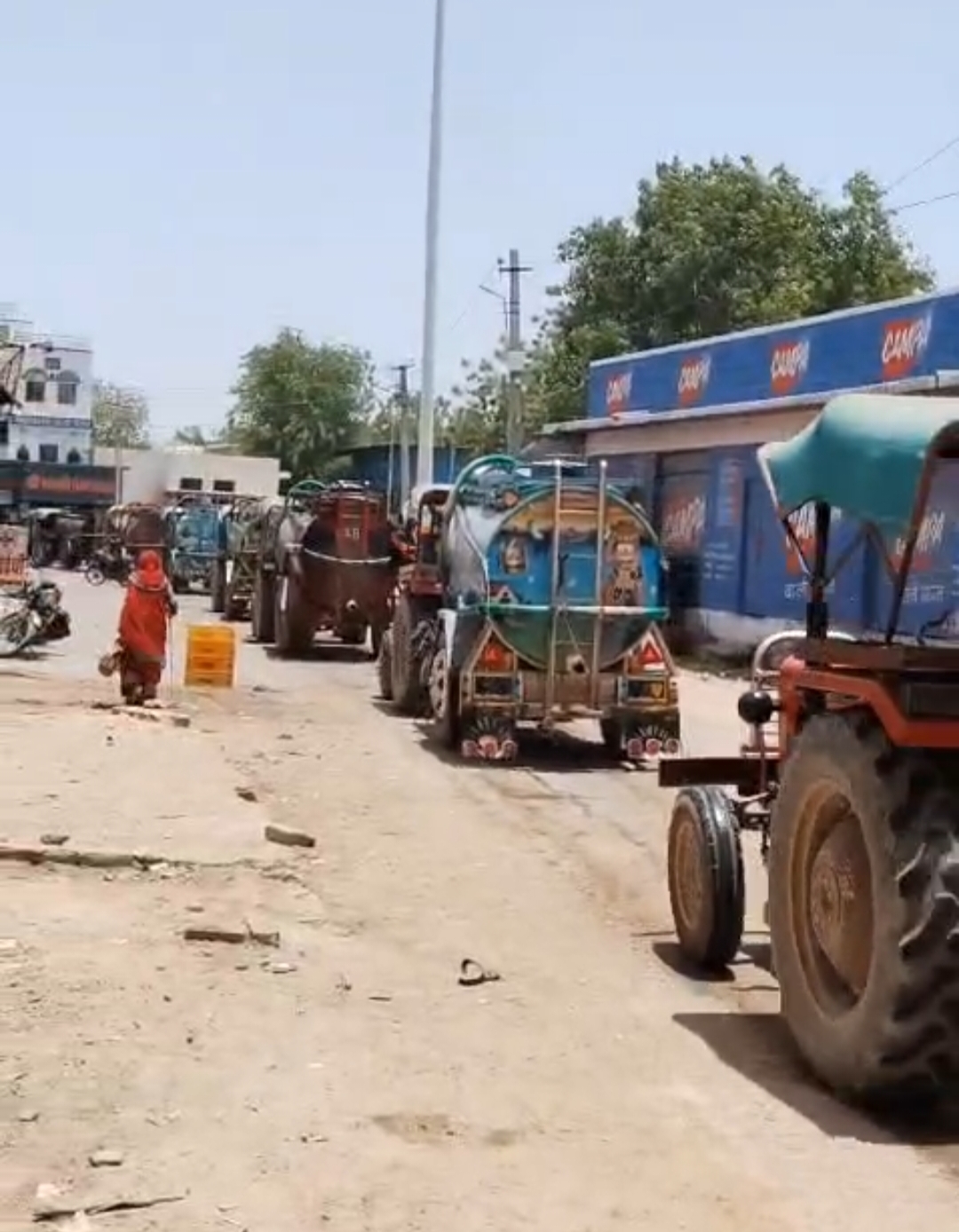 An initiative by 13 tanker drivers: They are pouring water into water ...