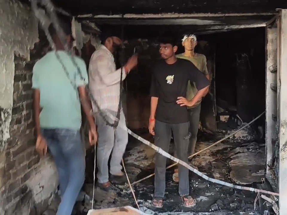 Kaimur Coffee Shop Fire | Sharab Dispute, 4 Lakh Damage
