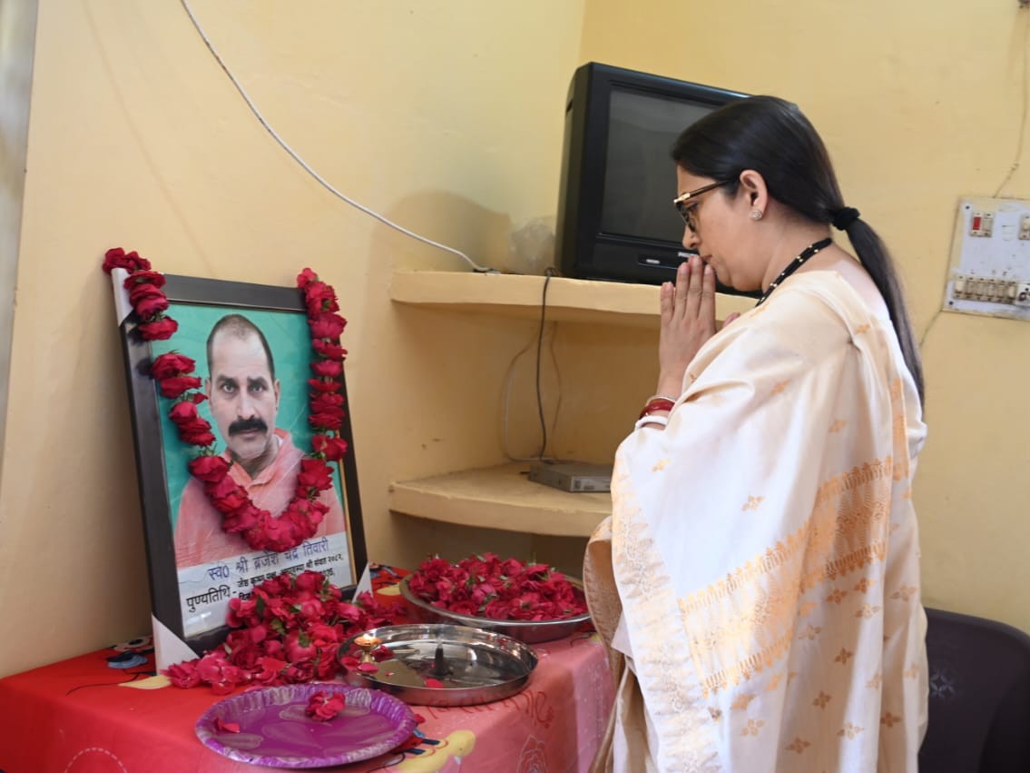 Smriti Irani Visit Amethi | Tribute Booth President; Political Stir