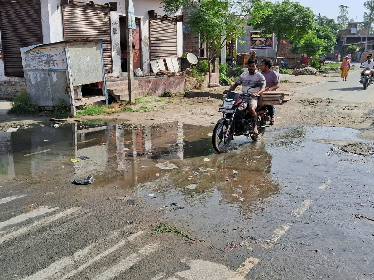 Bahraich Road Waterlogging Causes Travel Trouble | Bahuar Route Broken