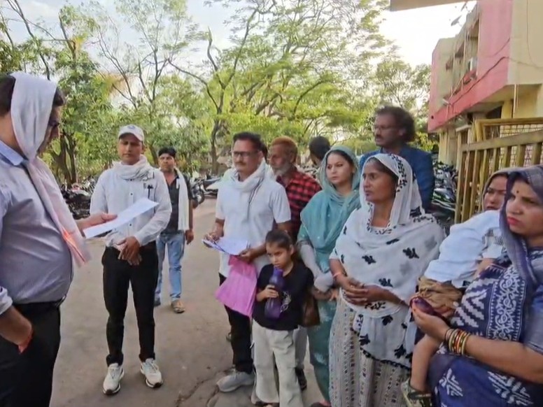 Tikamgarh Residents Complain; Collector & SDM Inspect Road Block ...