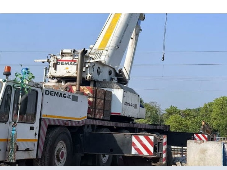 Devband Hydra Machine Hits Railway Wires | Tyre Burst, Sparks