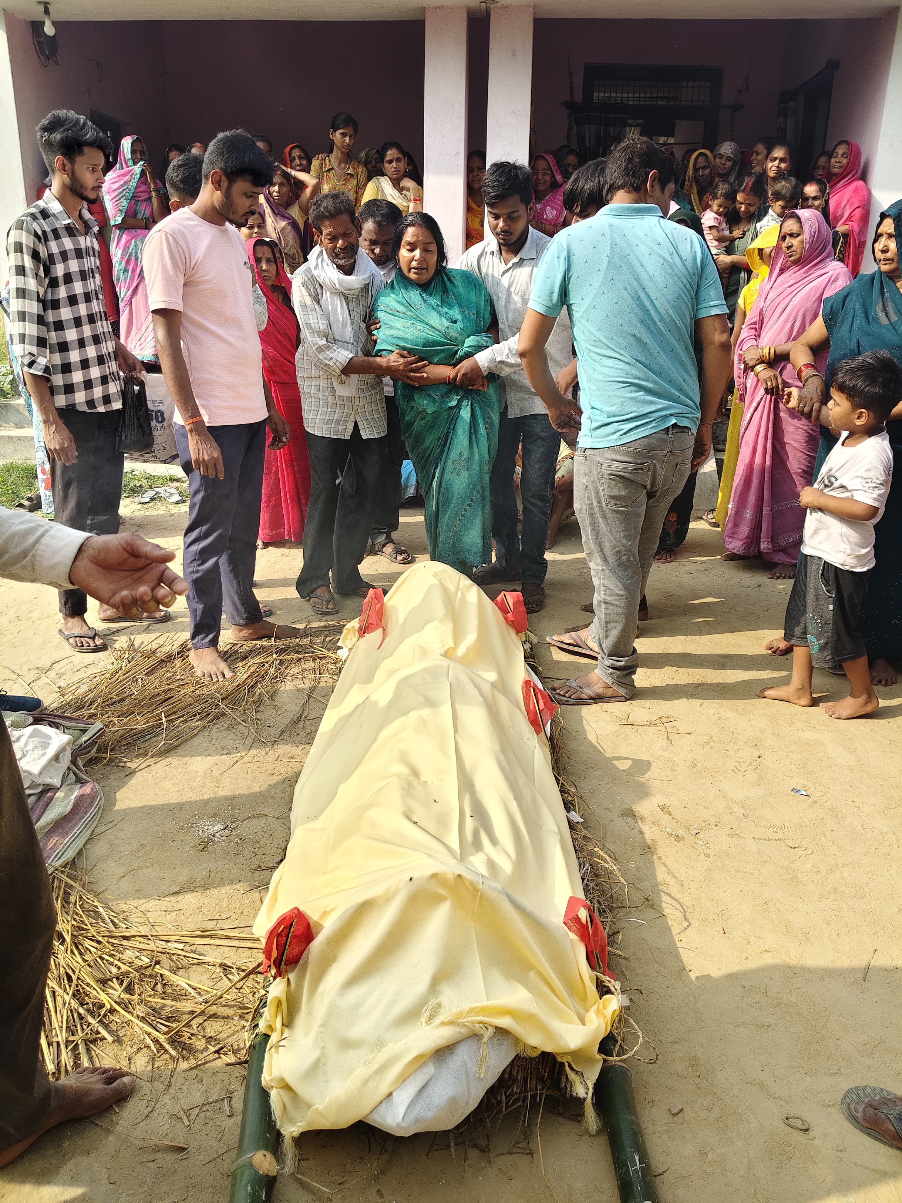 Lucknow Manager Killed by Hotel Debris | Wife Two Children Left Behind
