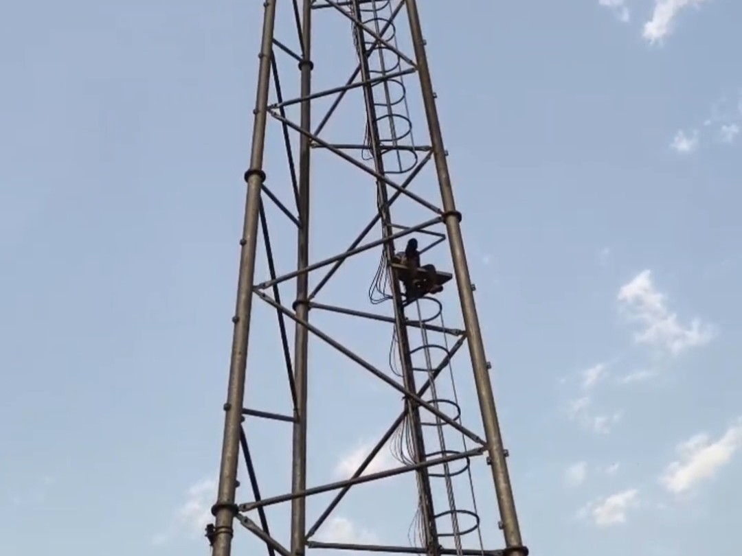 Mohanpur Youth Mobile Tower Marriage Demand | Family Intervene