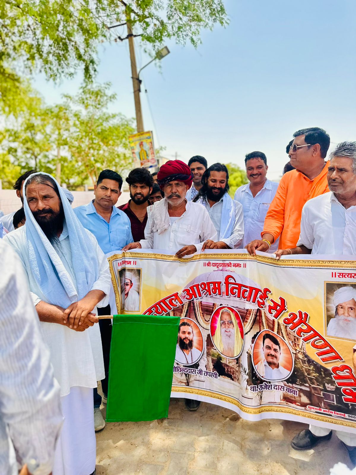 The devotees arrived in the Jamaat on the occasion of Purushottam month ...