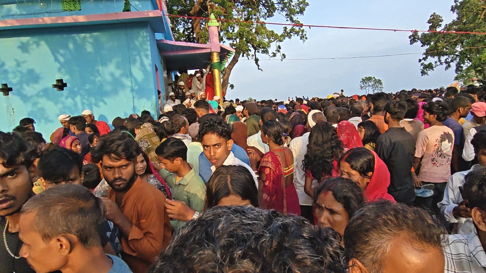 Chadar Poshida at the tomb of Pir Baba Makdoom Shah of Alpura