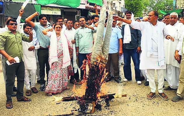 Congress protests over inflation, paper leaks, burns PM's effigy
