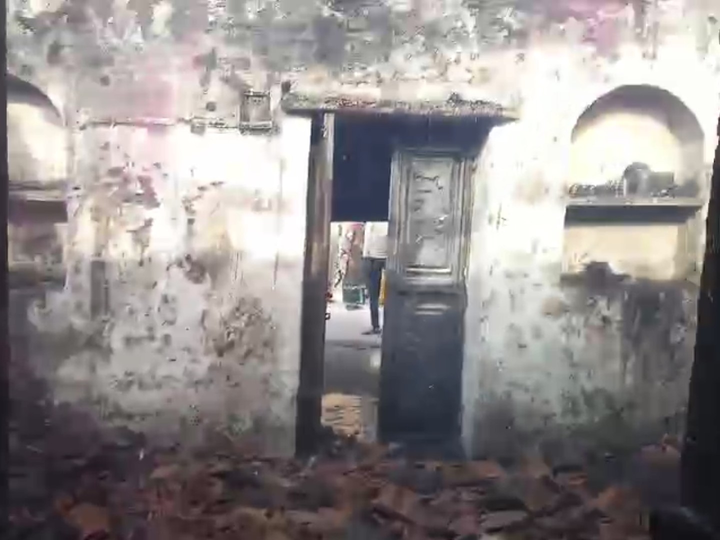 Chhatarpur Fire: 8 Lakh Loss, 12 Quintal Grain Burnt | Gas Leak Tragedy