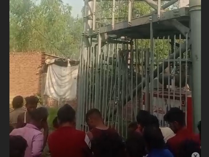 Aonla Girl Climbs Mobile Tower In Anger Over Fixed Marriage | UP News