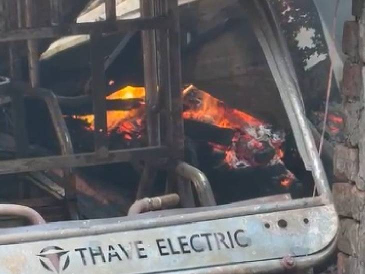 Noida Scrap Shop Fire | Sector 24 Morna Village Flammable Substance ...