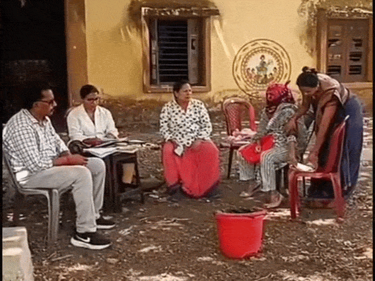 Jabalpur Health Center No Light, Water: Pregnant Women Vaccinated Under ...