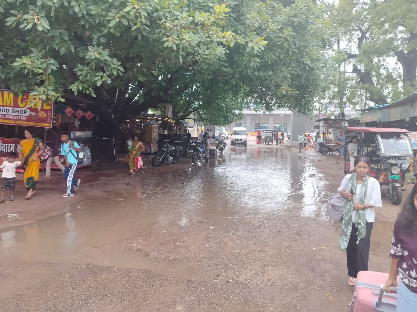 Gauriganj Station Waterlogging | 30 Crore Beautification Fails Amidst ...