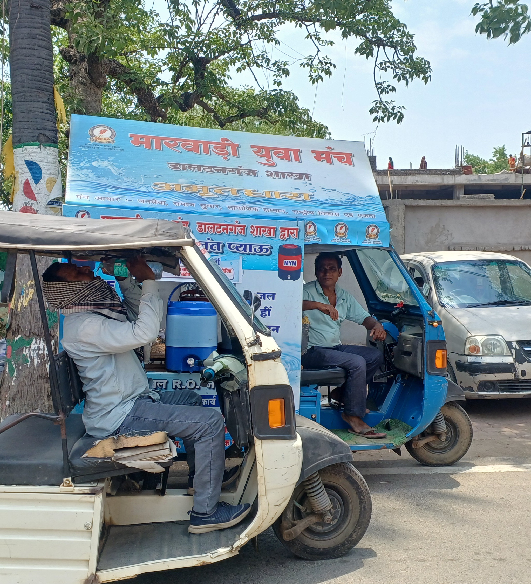 Mobile water stalls are quenching people's thirst in the city.