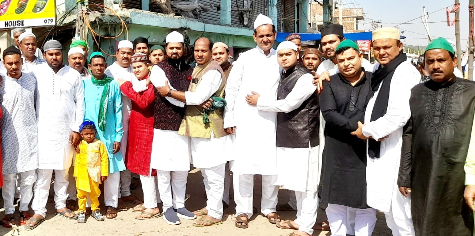Message of brotherhood... Congratulations given by hugging each other ...