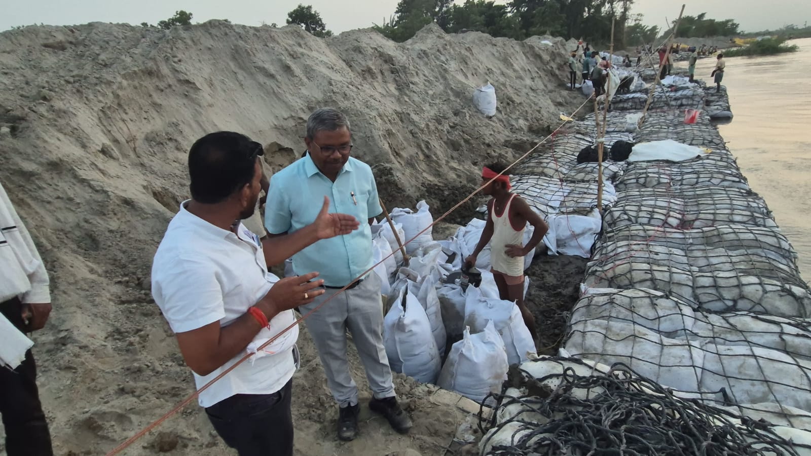 EAC and Chief Engineer arrived to inspect anti-erosion work