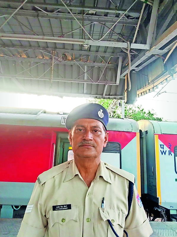 A passenger got down at the station to get water, fell while boarding a ...