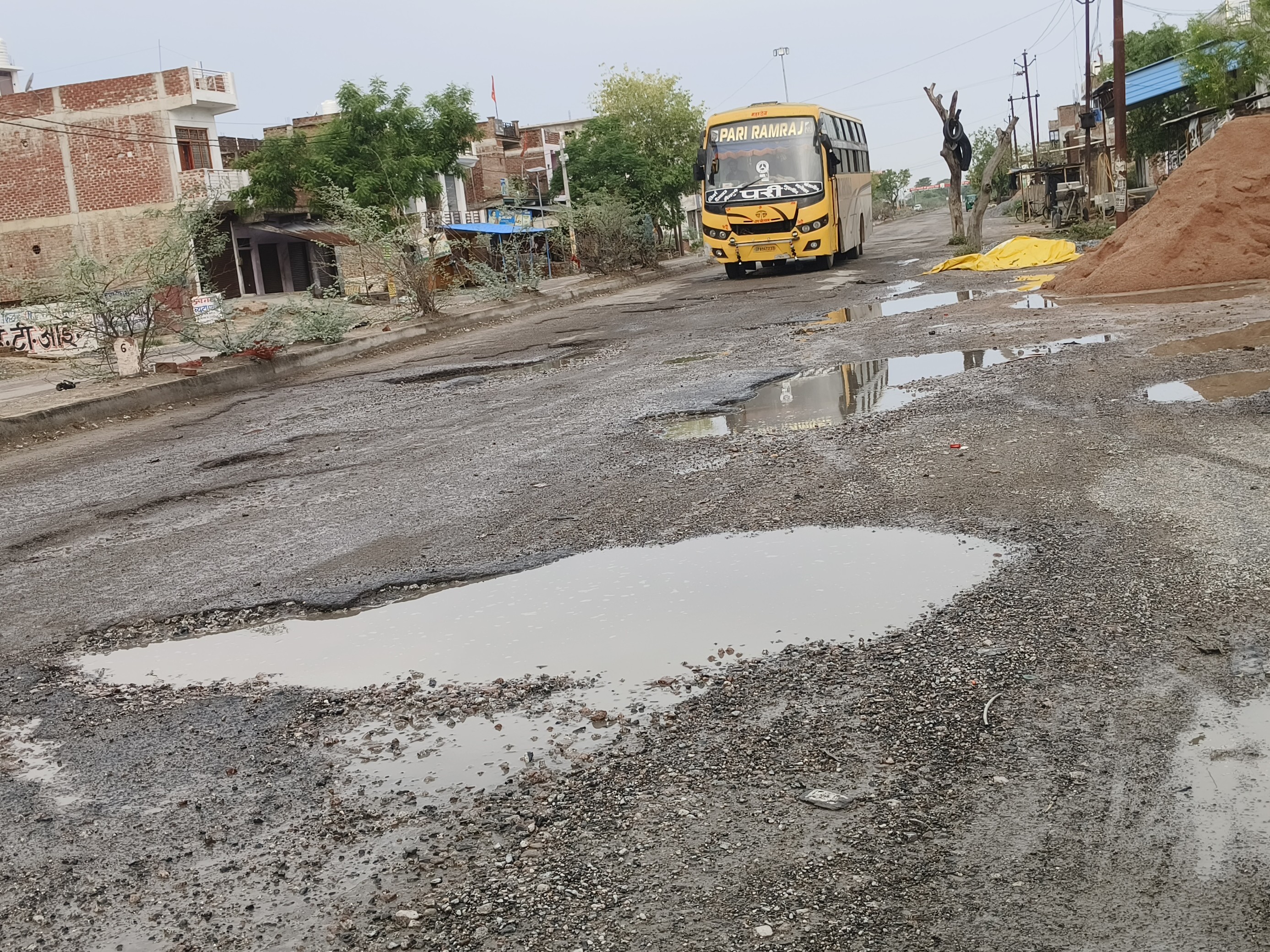 Auraiya Road Potholes: Accidents Increase, Locals Face Woes