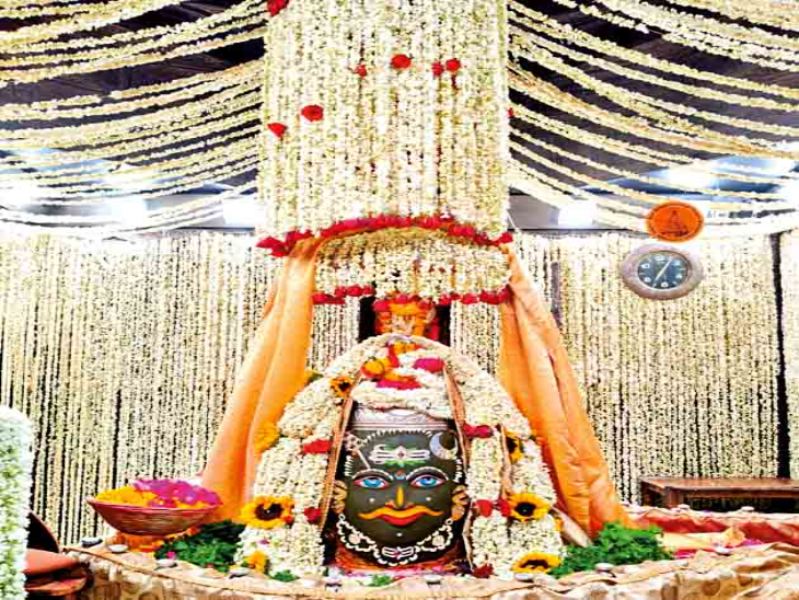 Baba Mahakal's sanctum sanctorum is decorated with 320 kg of mogra.