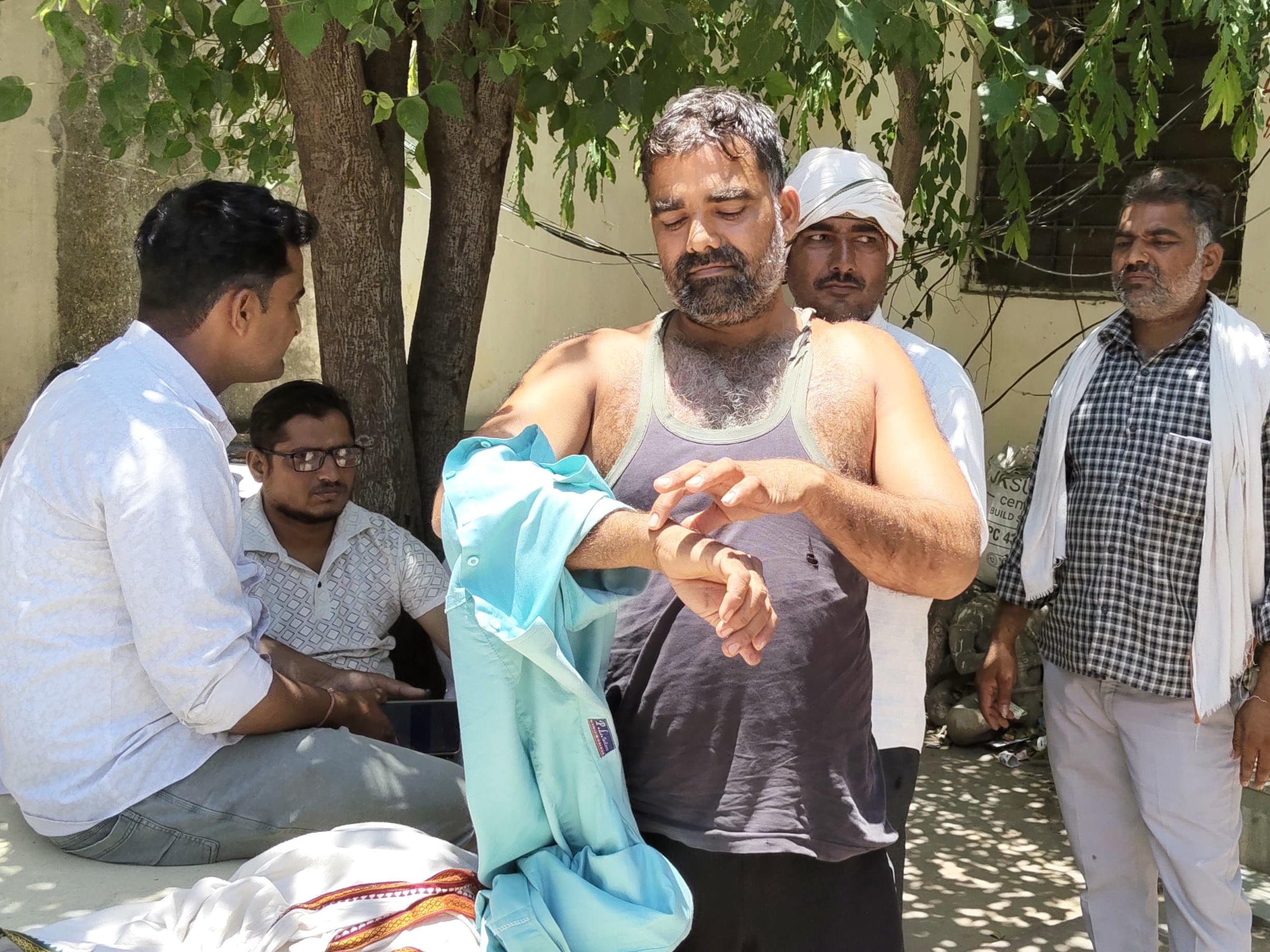 Biyana Power Technician Assaulted | Rajkarya Badha Accusation, Hathras