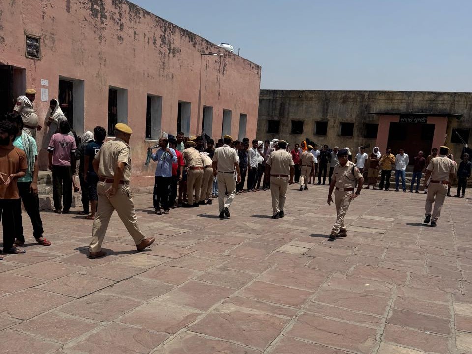 Karauli Jail Security Checked | 266 Inmates Searched; SDM-DSP Visit
