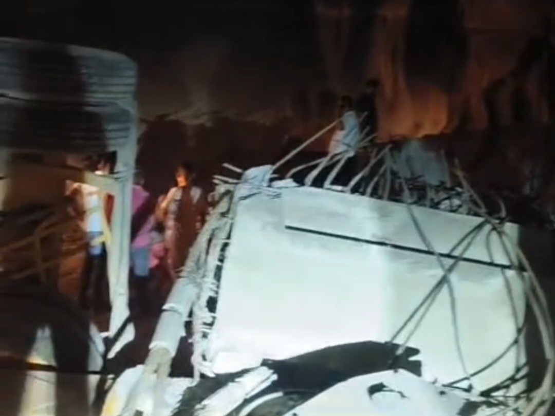 Sagar Bridge Collapse: Crane Overturns, 5 Labourers Stuck on Pillar