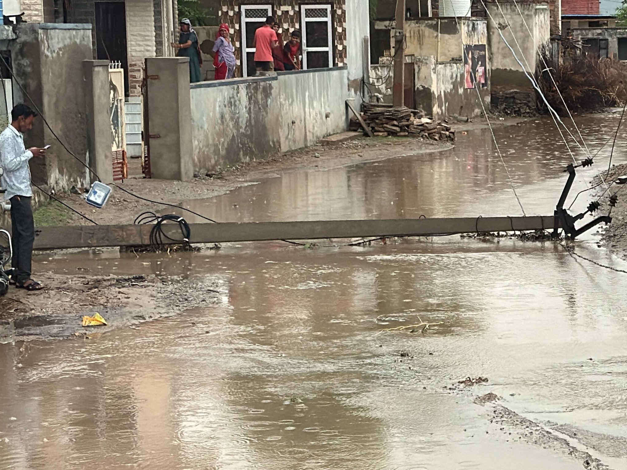 Khunkhuna Power Pole Falls Amidst Heavy Storm | Traffic Disruption