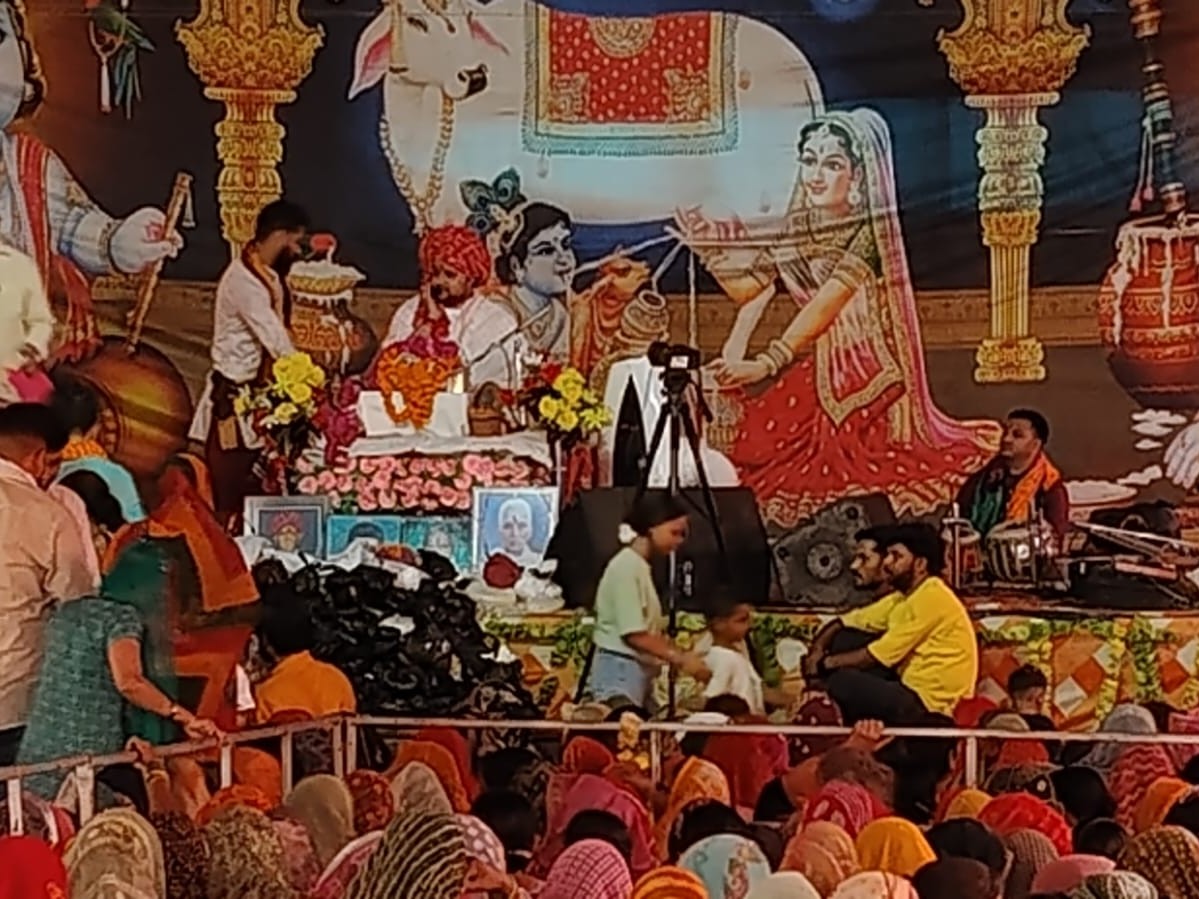 Pinahat Bhagwat Katha: Devotees Attend Sermon | Latest News