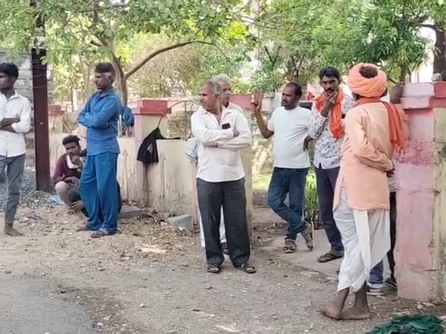 Neemuch Youth Suicide | Police Questioning Family & Locals