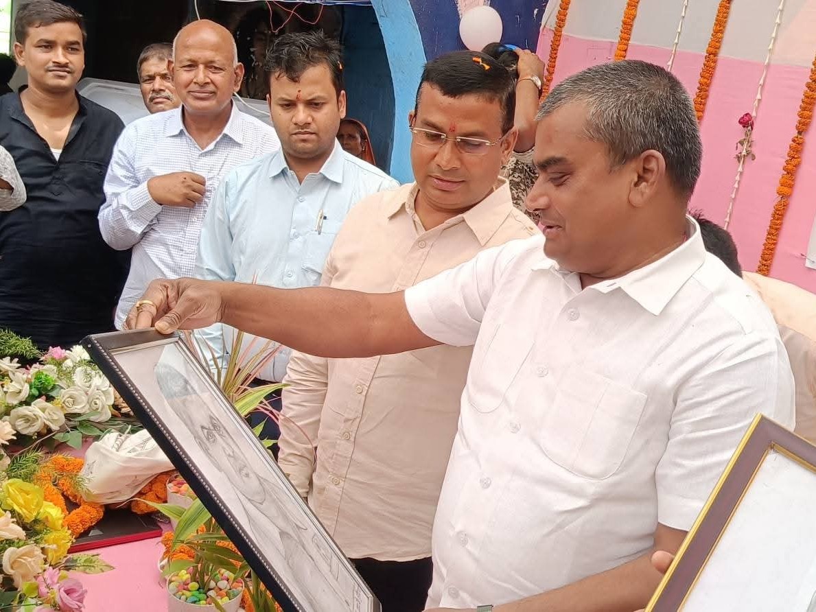 Sheikhpura MLA & DEO Attend Farewell; Kids Sketch Gifts