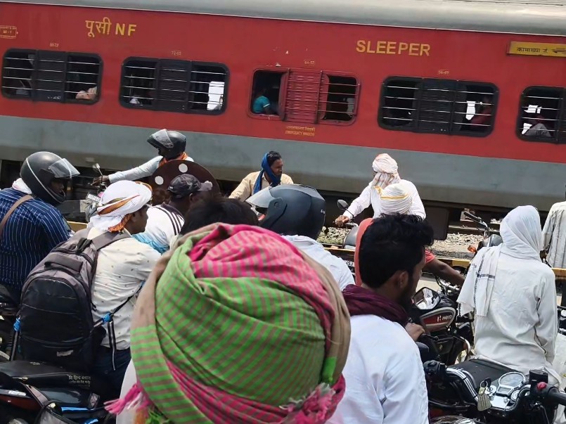 Gajipur Accident: Four-Wheeler Hits Railway Gate Boom, Trains Normal