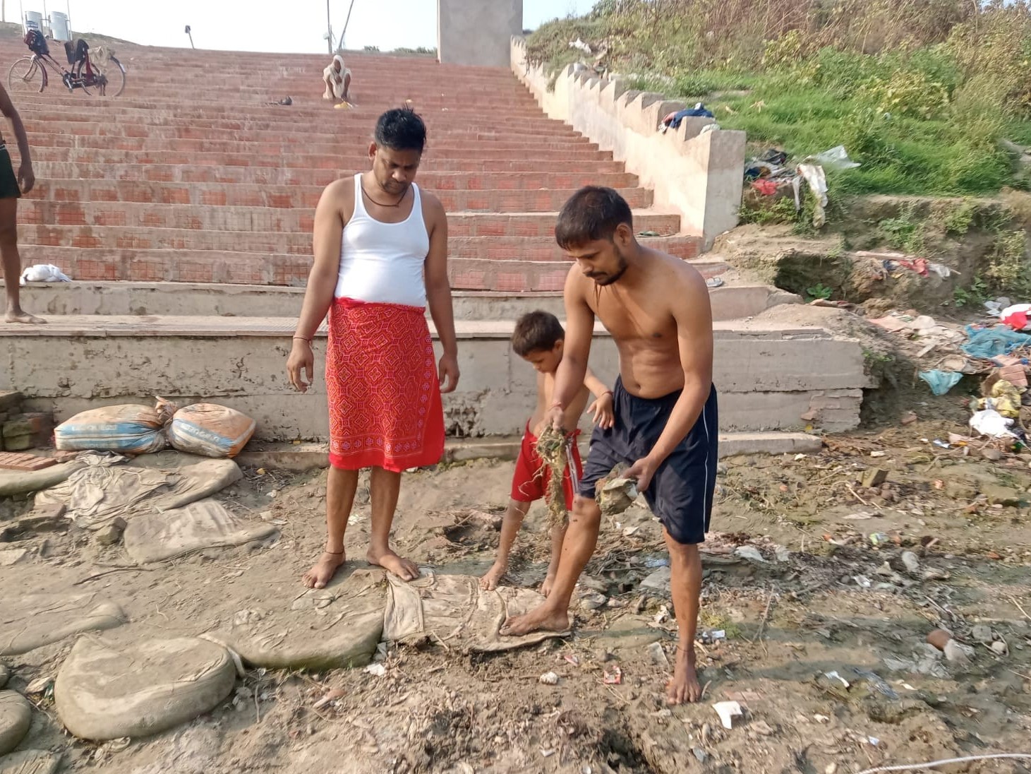 Chausa Ghat Ganga Cleanup: Volunteers Spread Hygiene Message