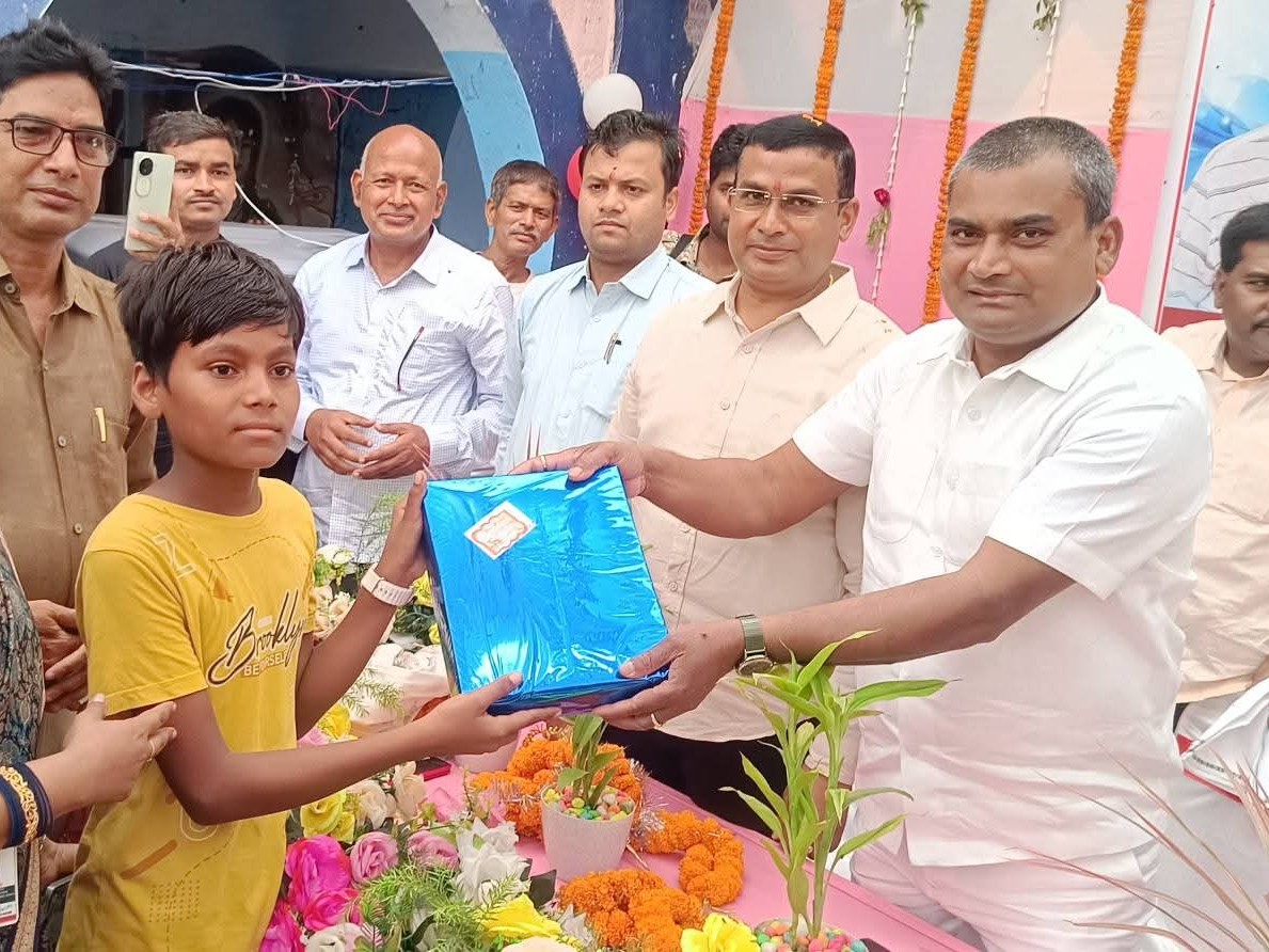 Sheikhpura MLA & DEO Attend Farewell; Kids Sketch Gifts
