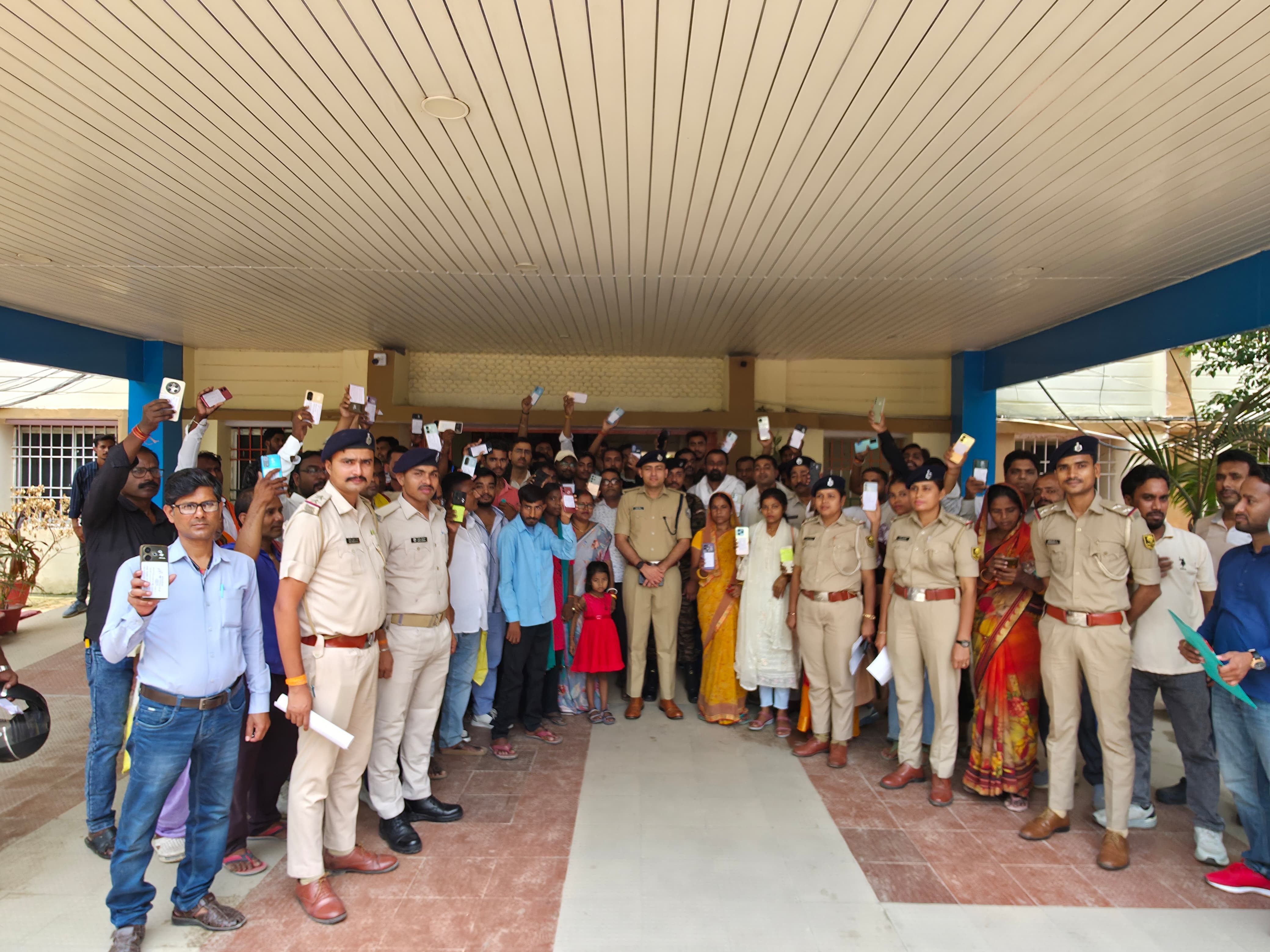Vaishali Operation Muskan Recovers 60 Lakh Phones | 210 Mobiles Returned