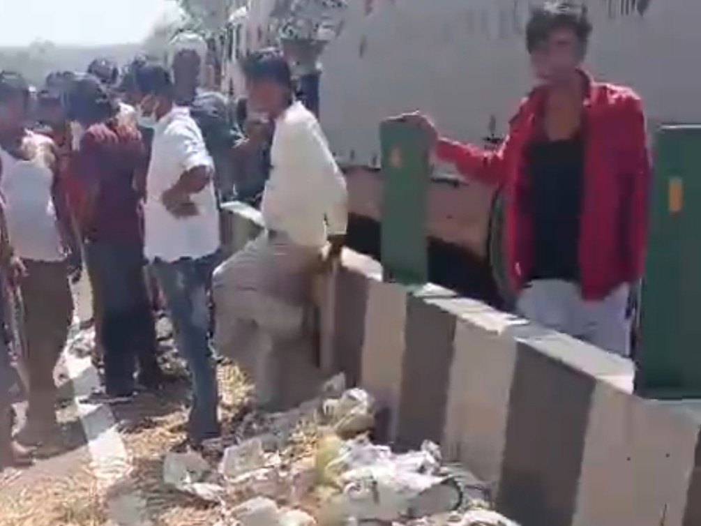 MP Truck Accident Banjari Ghati | Driver Injured Papaya Truck Overturns