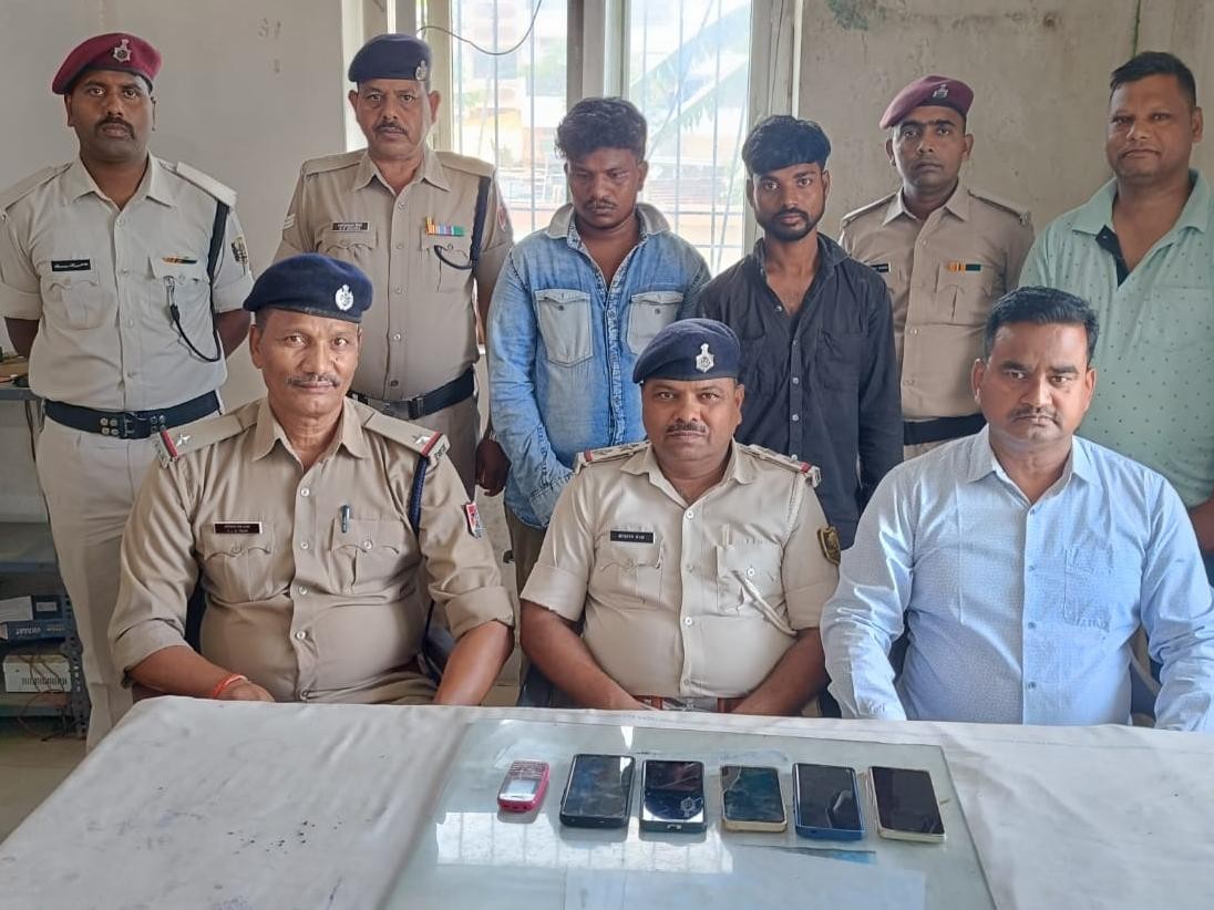 Siwan RPF Arrests 3 Thieves | Stolen Mobiles & Gold Locket Recovered