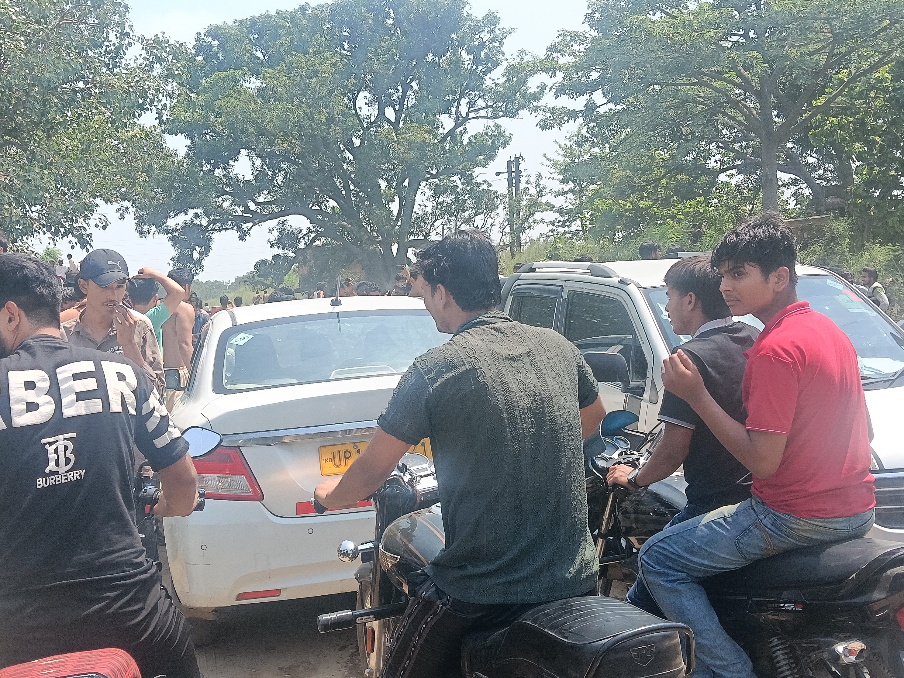 Obscene activities on Tikda Canal in Meerut, Jani Khurd road blocked ...