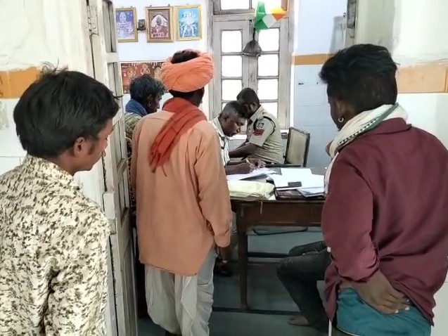 Neemuch Youth Suicide | Police Questioning Family & Locals