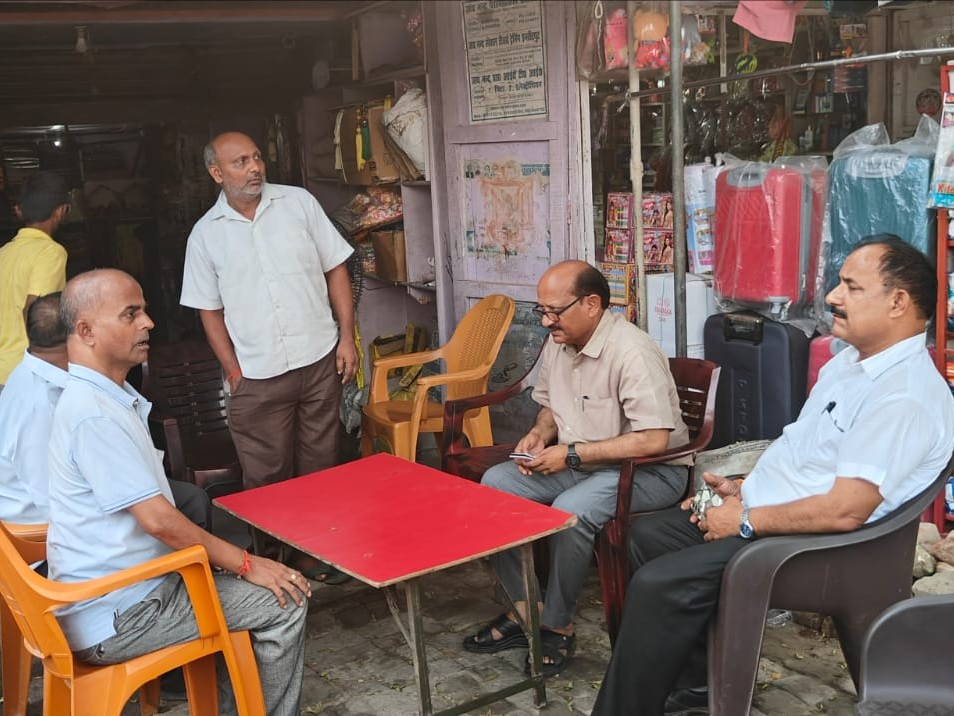 UP Naib Tehsildar Distributes Cheques | Bhejo Bhejo Relief