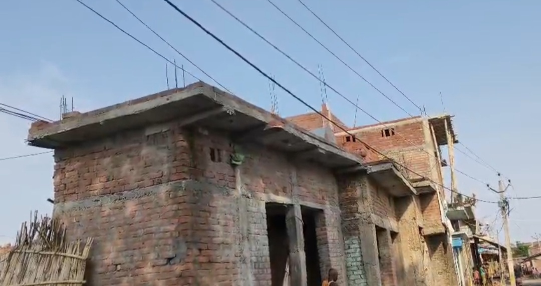 Death due to electric shock while spreading clothes on the roof