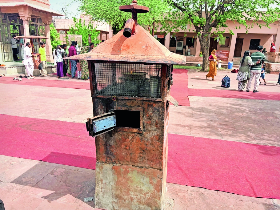 Donation boxes of ancient Nagda Shiva temple broken, metal items and ...