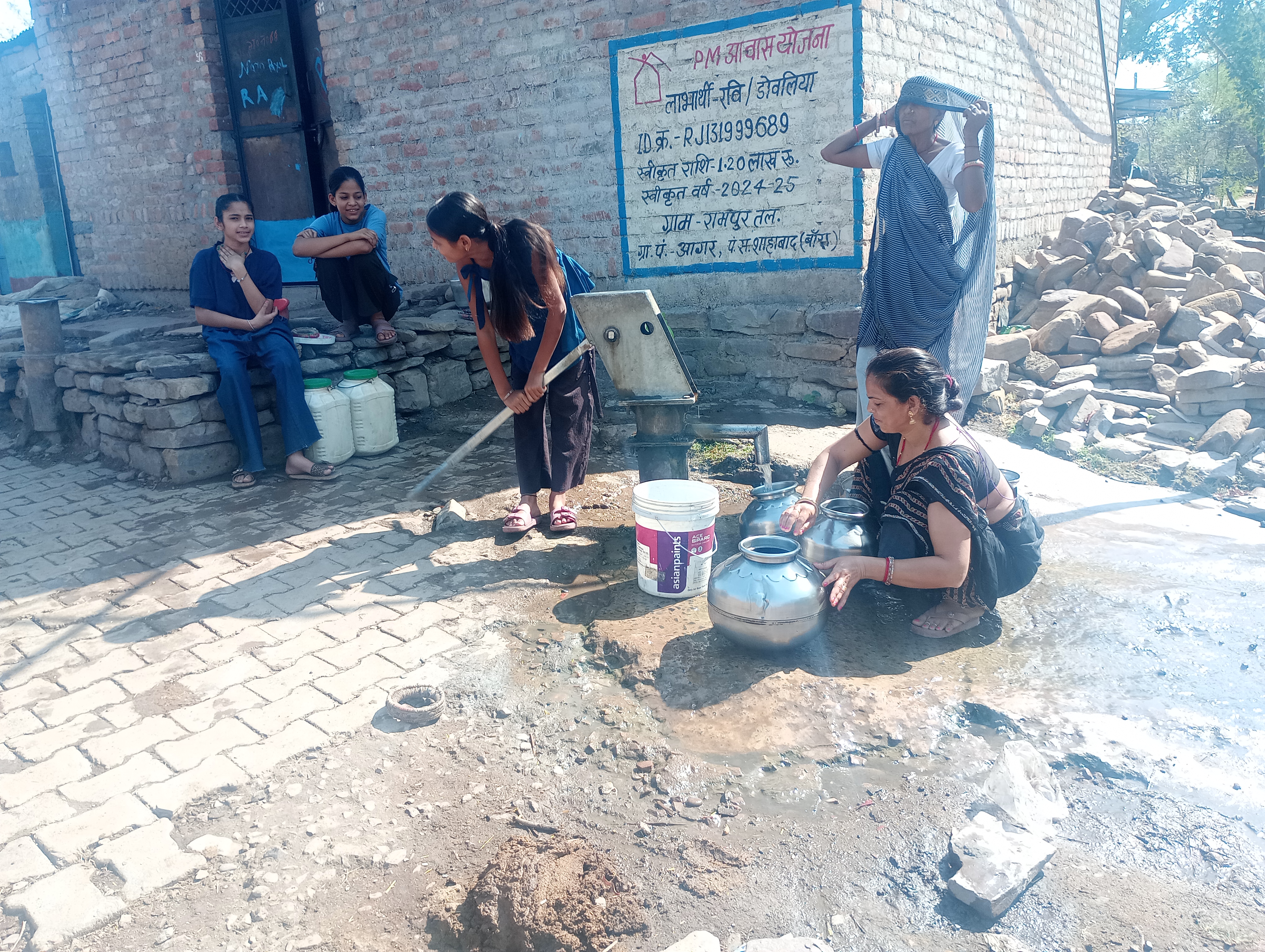Drinking water crisis: Agar village relies on a single hand pump
