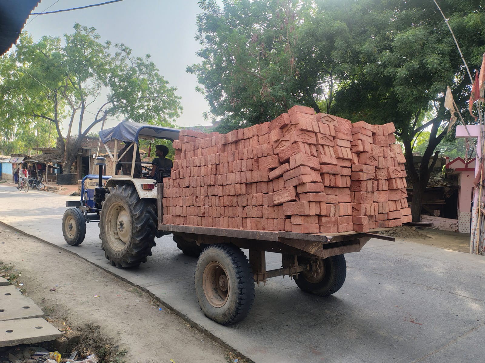 Kaushambi West Sharira | Tractor Overload Brick Safety Risk