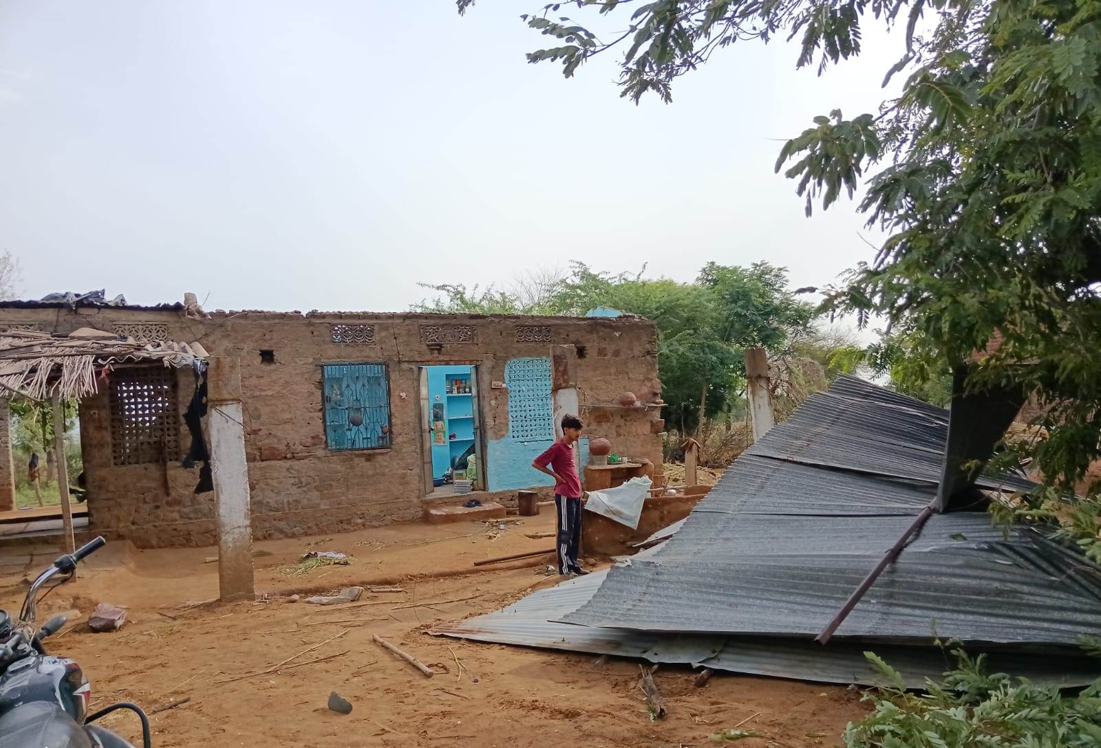 A strong storm blew away the tin sheets of a house, a mishap was averted.