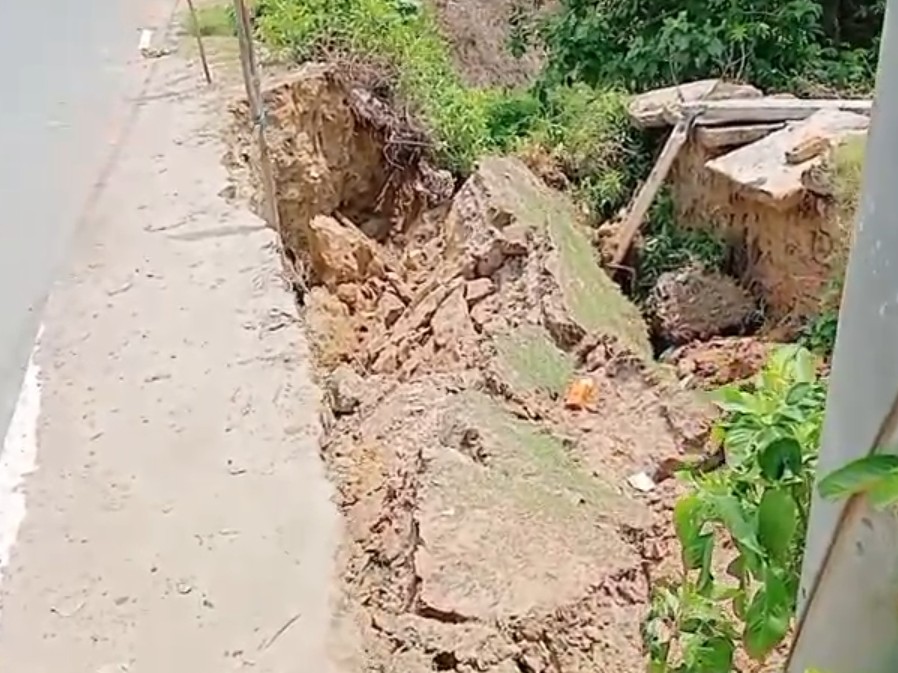 Ruddauli Road Danger | PWD Repair Demand Over Deep Gadda