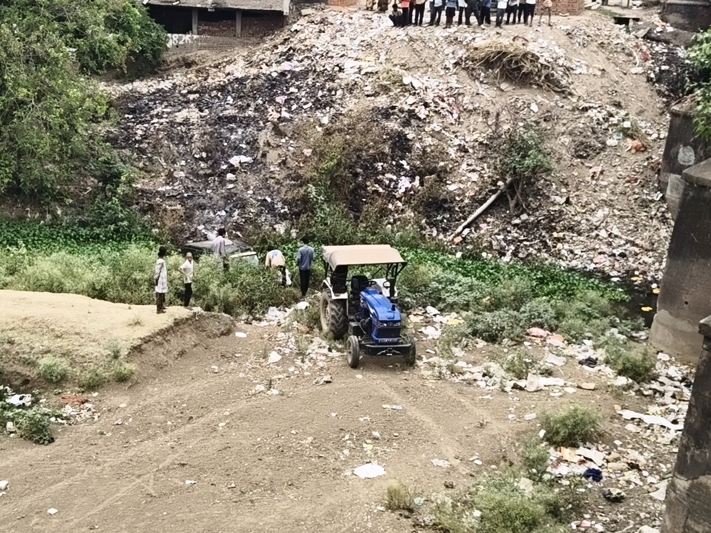 Narsinghpur Auto Rolls Into Singari River Ghat | Near Miss Accident