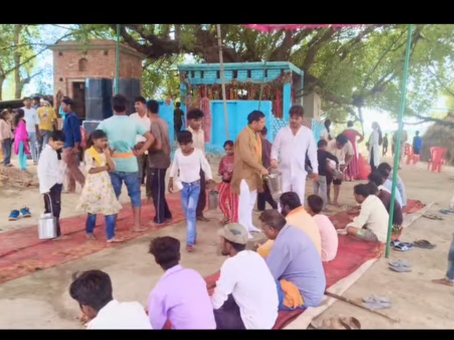 Sidhauli Bagad Bhandara: Prasad Served to Hundreds; Kids Take Out ...