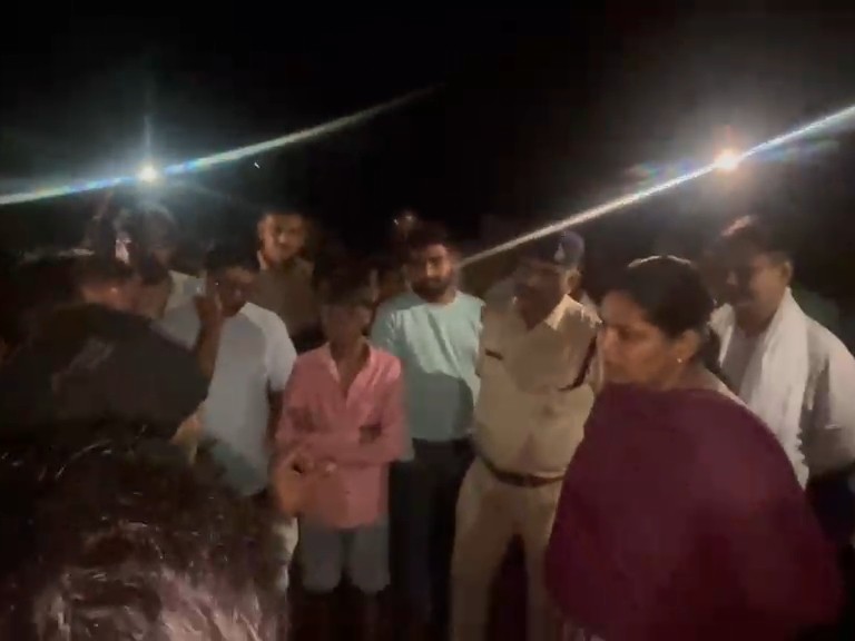 Singrauli Tree Fall Accident | Woman Dead, Kids Injured