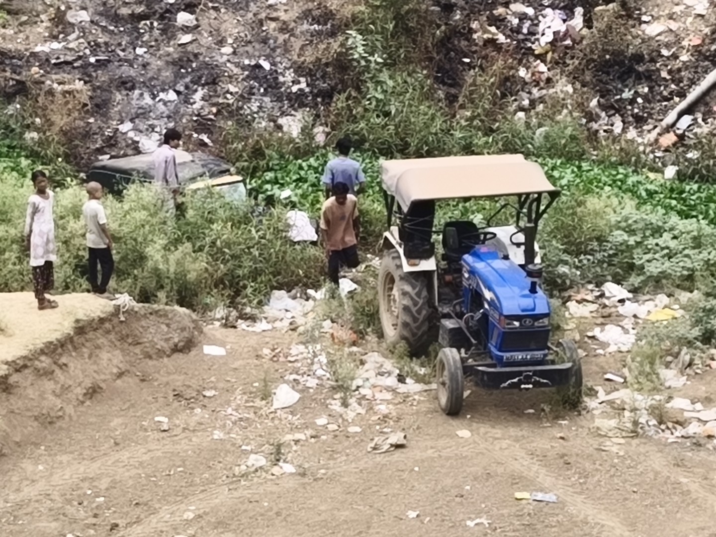 Narsinghpur Auto Rolls Into Singari River Ghat | Near Miss Accident